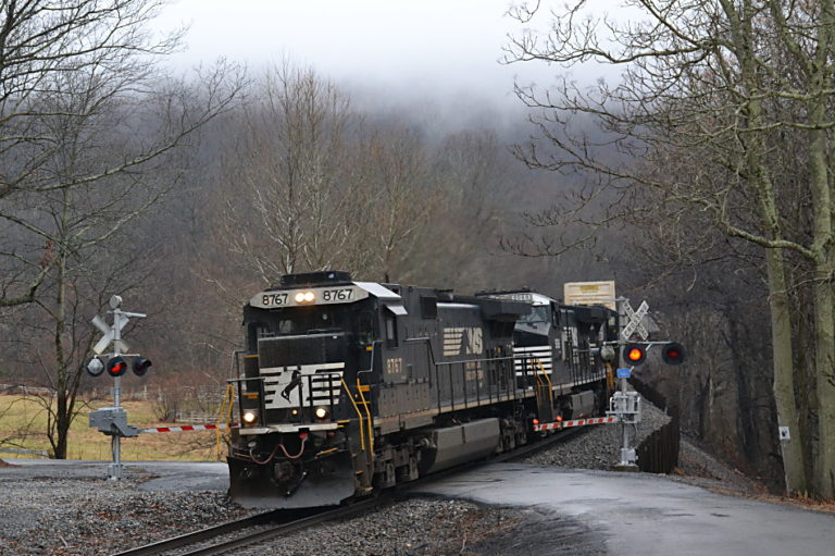 Another Standard Cab Dash-9 Leader on NS 211 – B-Line Railfan