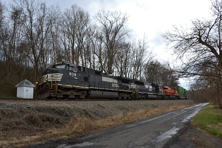 NS 211 with Original Norfolk Southern Heritage Unit Trailing – B-Line Railfan