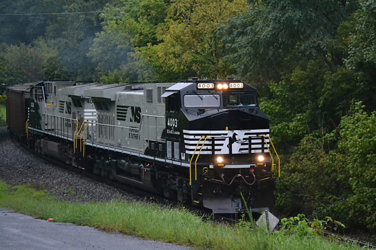 NS AC44C6Ms 4003 & 4004 Leading NS train 781 – B-Line Railfan